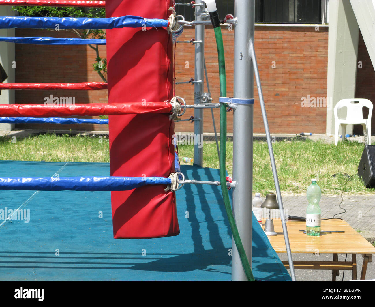 Boxing ring empty ropes hi-res stock photography and images - Alamy