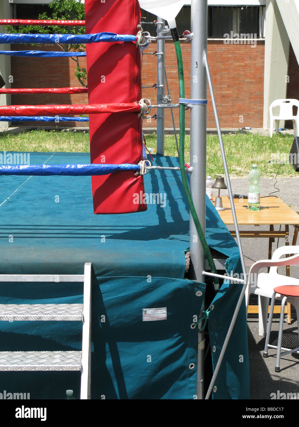 Boxing ring empty ropes hi-res stock photography and images - Alamy