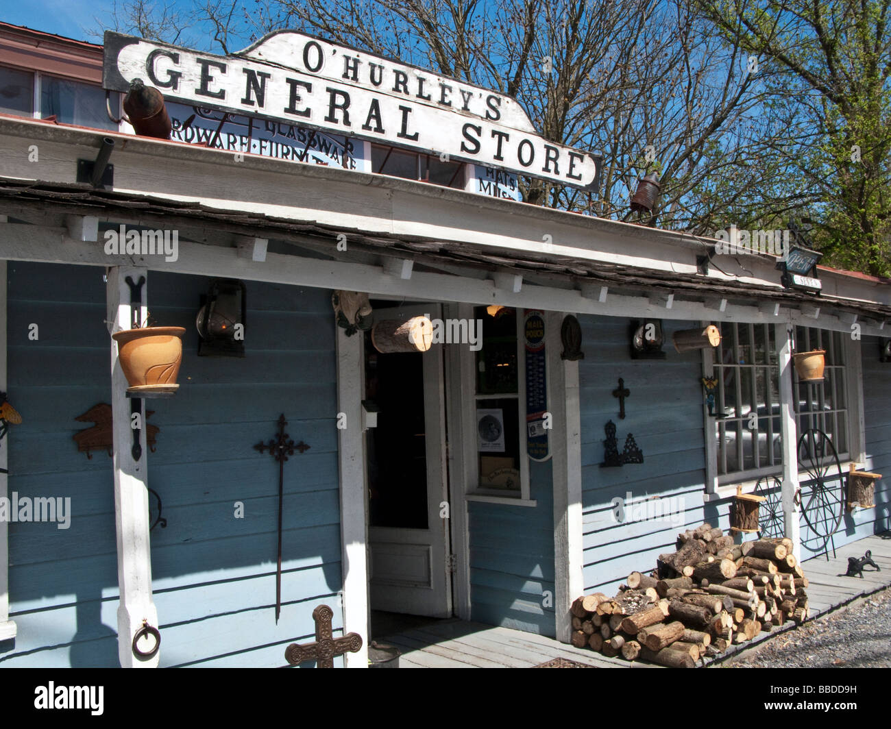Old fashioned store front america hi-res stock photography and images ...
