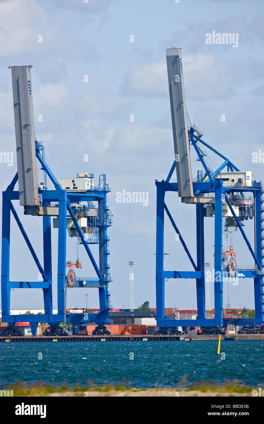 Giant cranes hi-res stock photography and images - Alamy