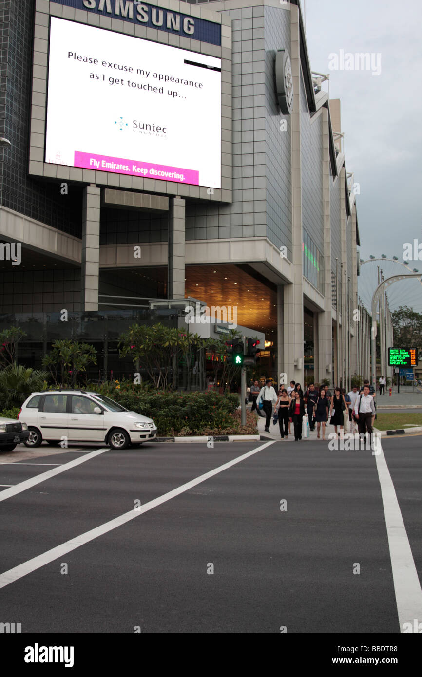 Huge TV screen on the corner of the Samsung building in Singapore Stock ...