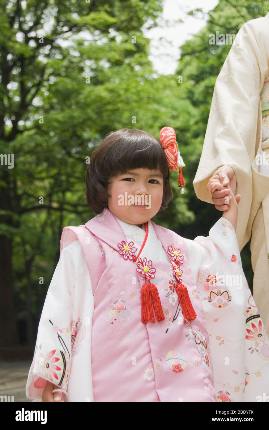 Girl wearing traditional Japanese kimono Stock Photo - Alamy