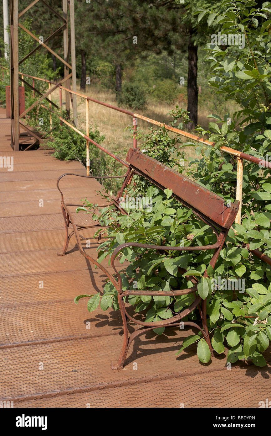 Broken down bench hi-res stock photography and images - Alamy