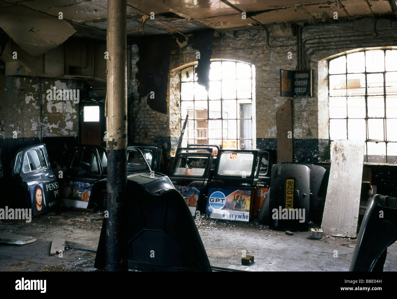 Derelict garage or workshop in Kings Cross London Stock Photo - Alamy