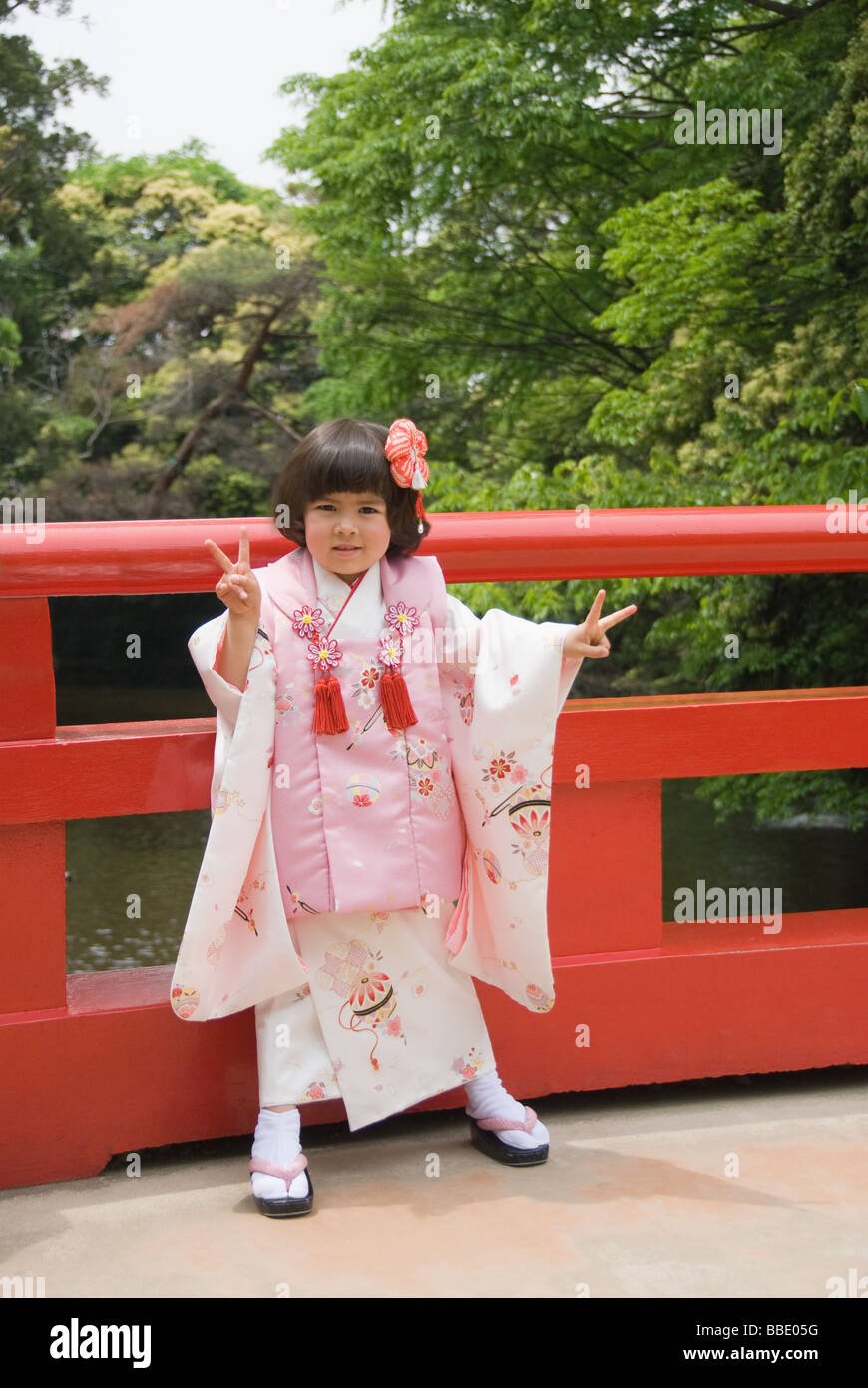 Girl wearing kimono and posing Stock Photo - Alamy