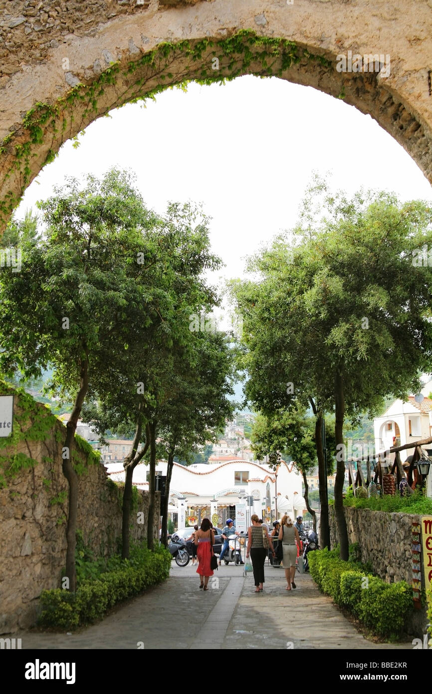Women walking under arch hi-res stock photography and images - Alamy
