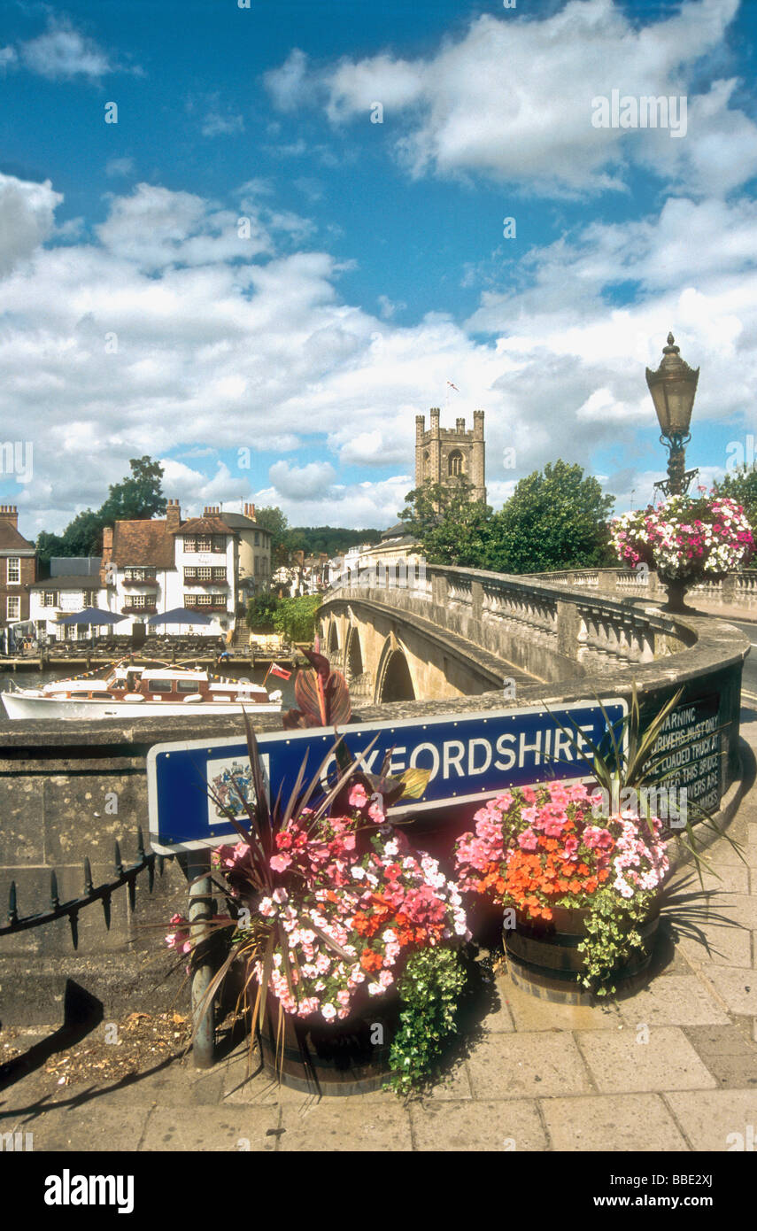 The C18th century stone bridge over the River Thames at Henley in ...