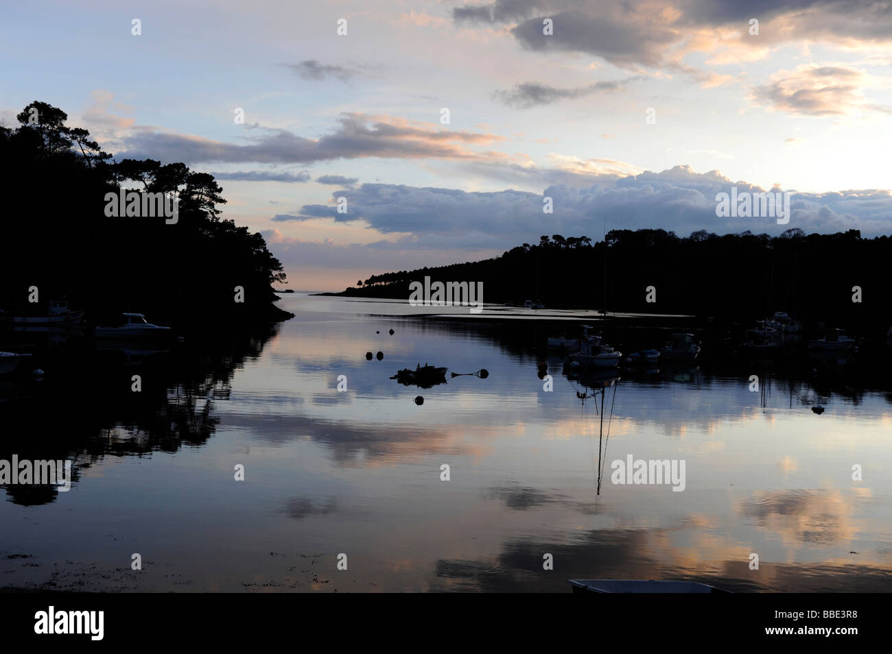 Riec sur belon harbor belon river hi-res stock photography and images ...