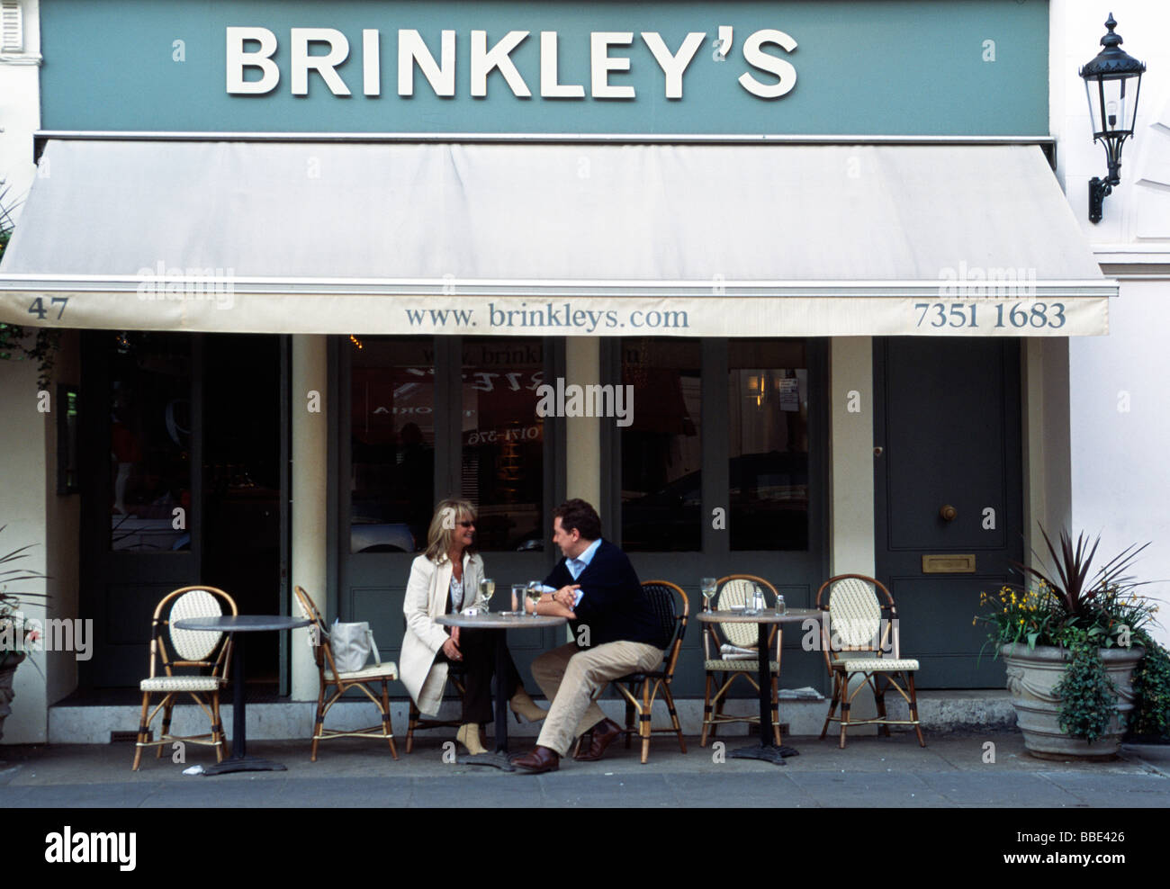 Outside cafe hi-res stock photography and images - Alamy