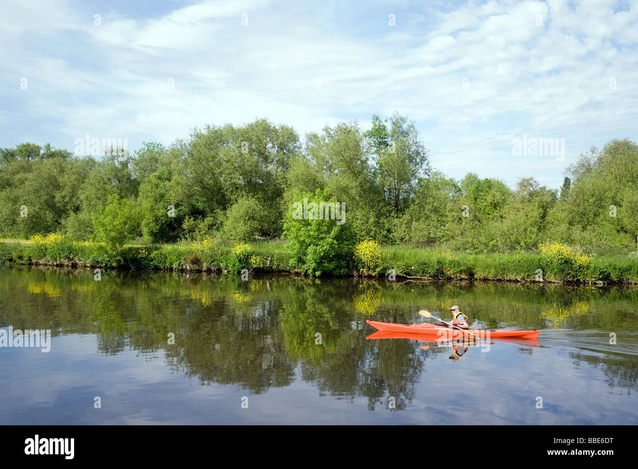 Canoe on thames hi-res stock photography and images - Alamy