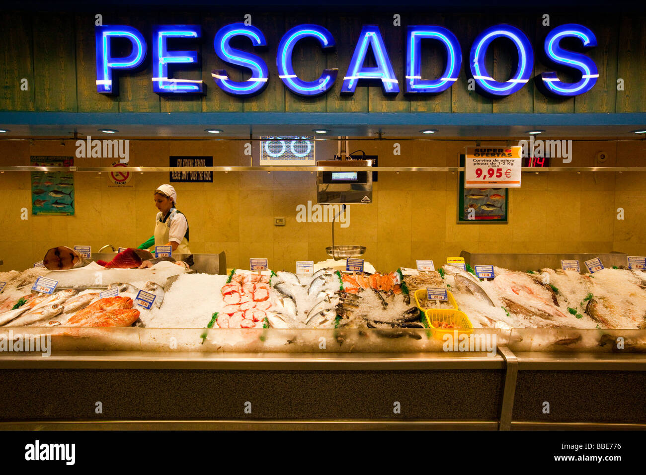 Fish market in granada hi-res stock photography and images - Alamy