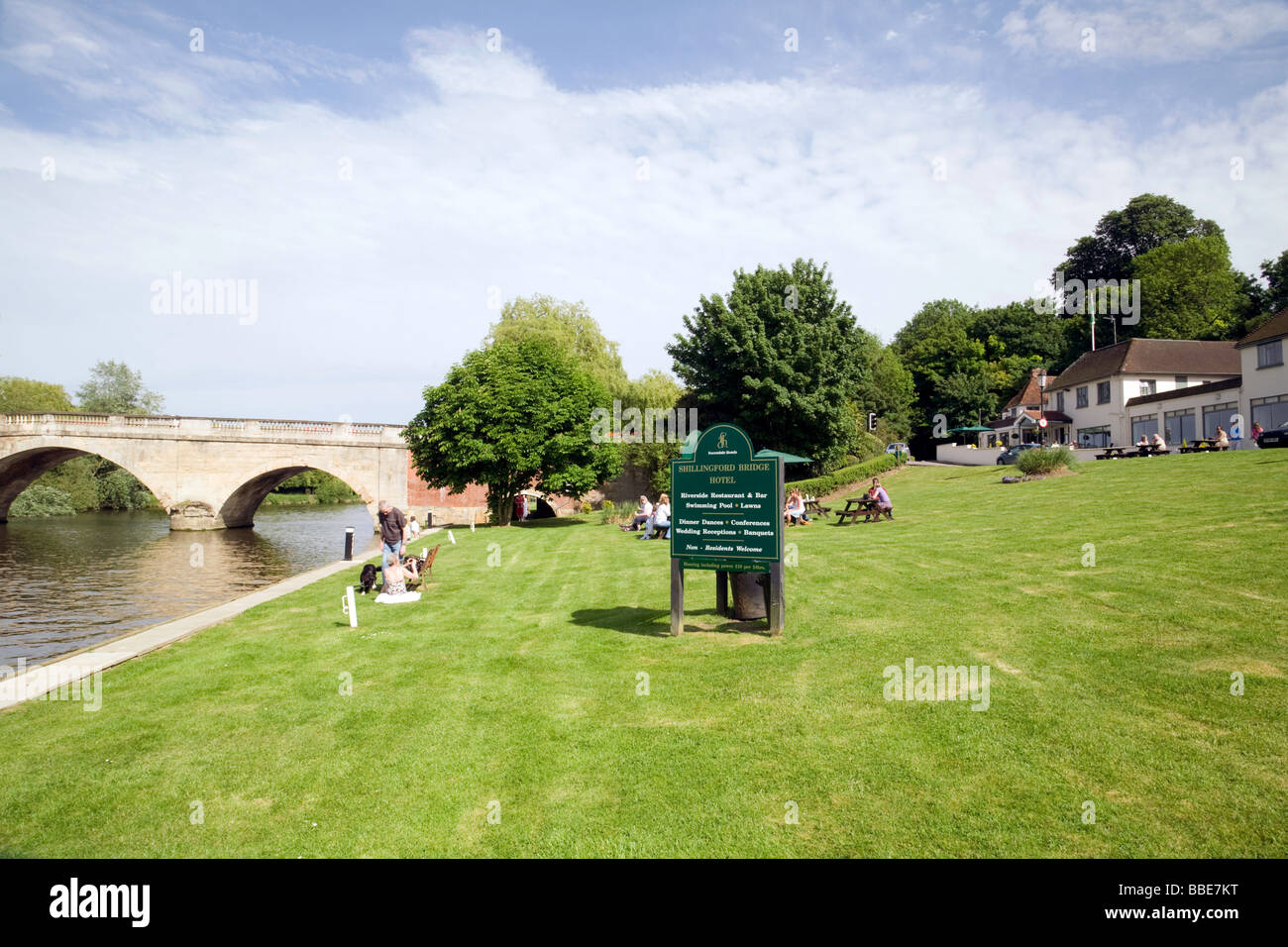 Shillingford bridge hotel hi-res stock photography and images - Alamy