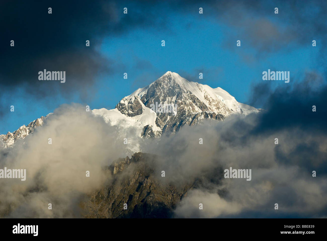 Summit of Mt Cook through clouds Stock Photo - Alamy