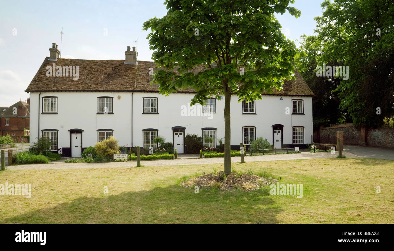 Uk village green houses hi-res stock photography and images - Alamy
