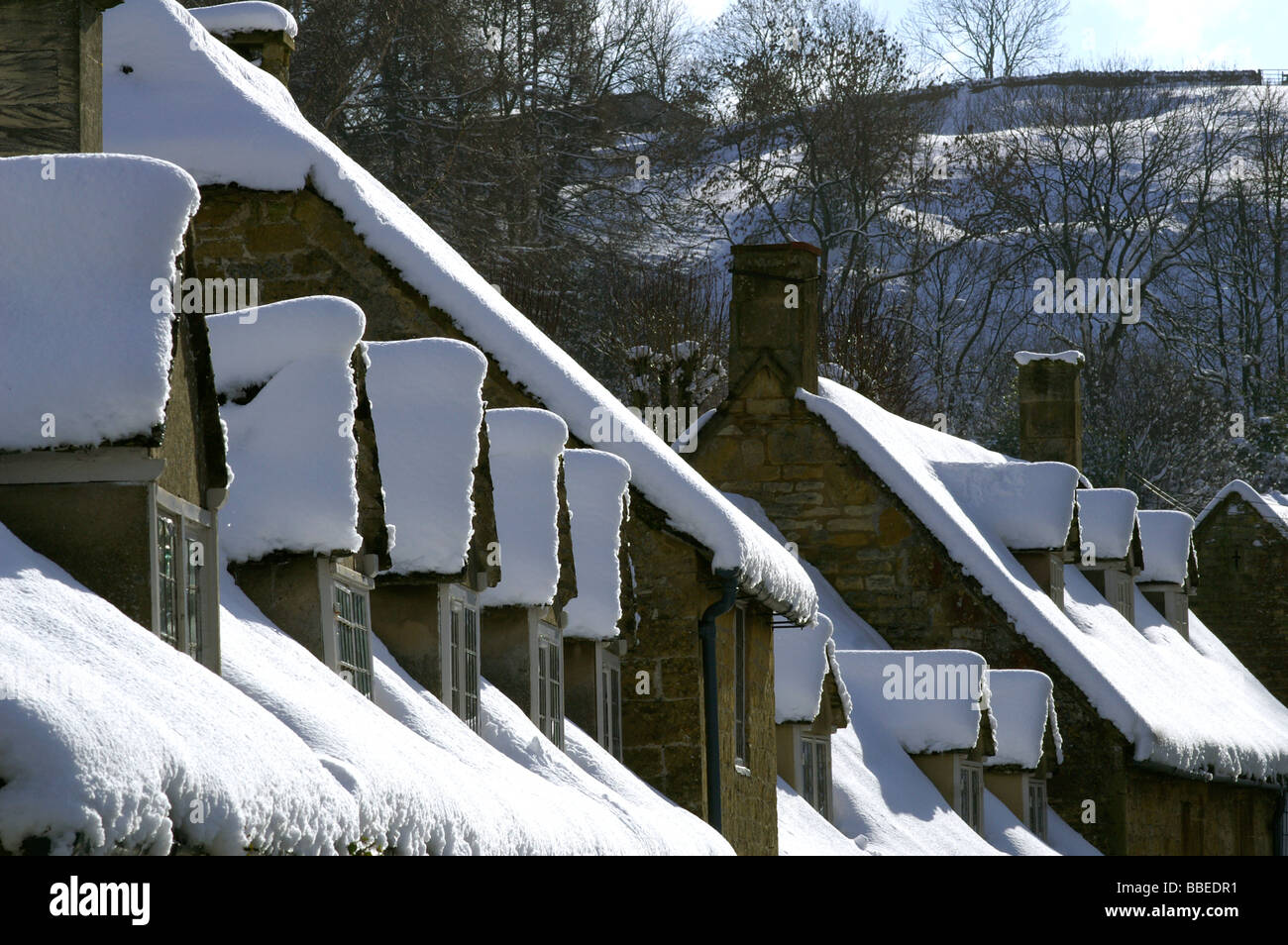 Thick layer of snow on the houses in Snowshill village. Cotswolds ...