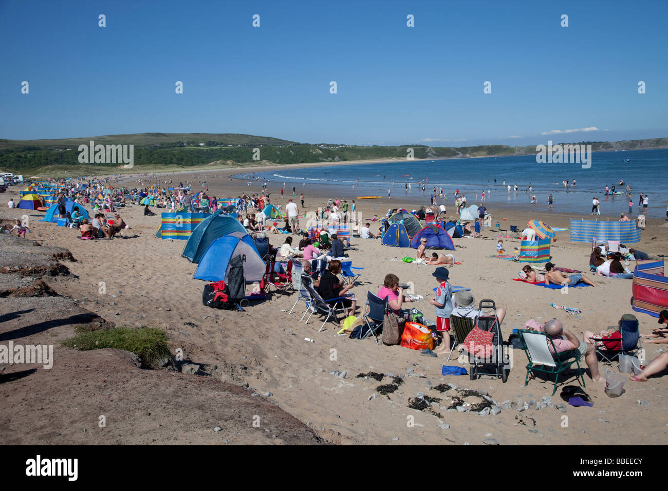 Crowded beach uk hi-res stock photography and images - Alamy