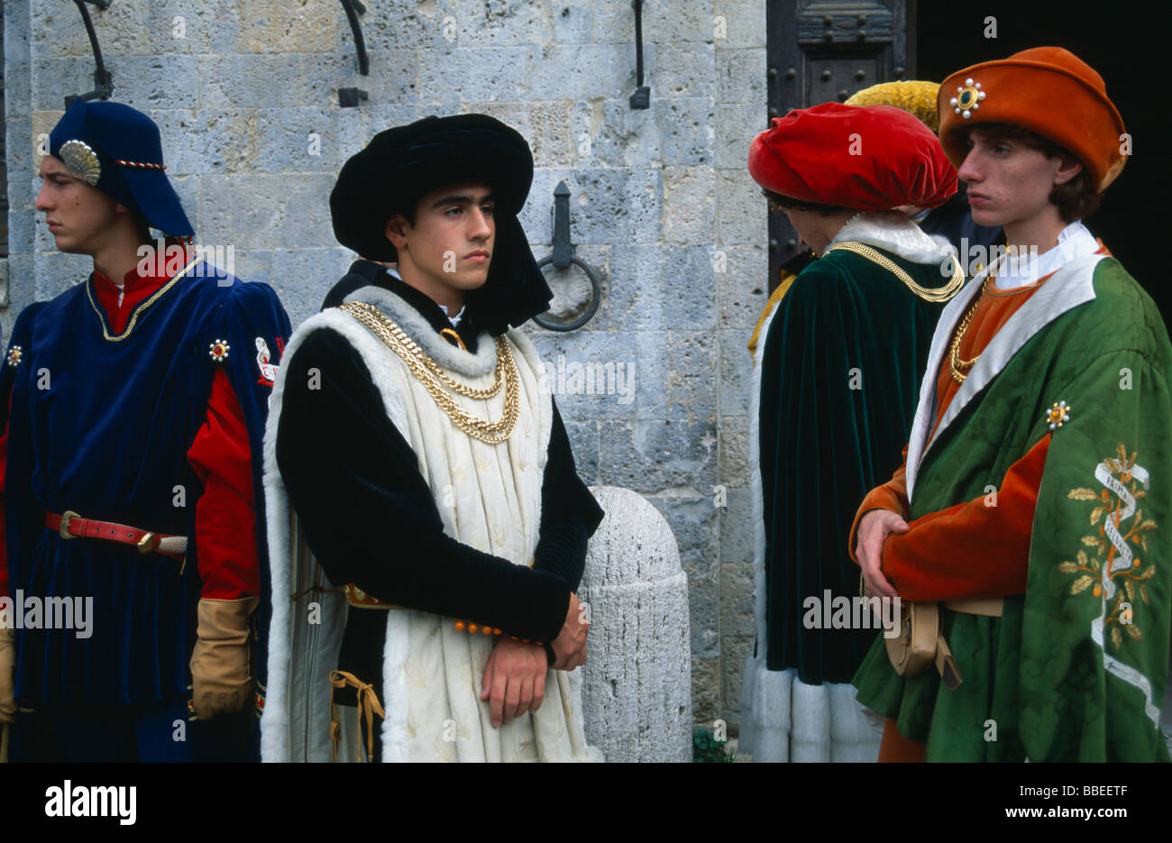 Medieval costume hi-res stock photography and images - Alamy