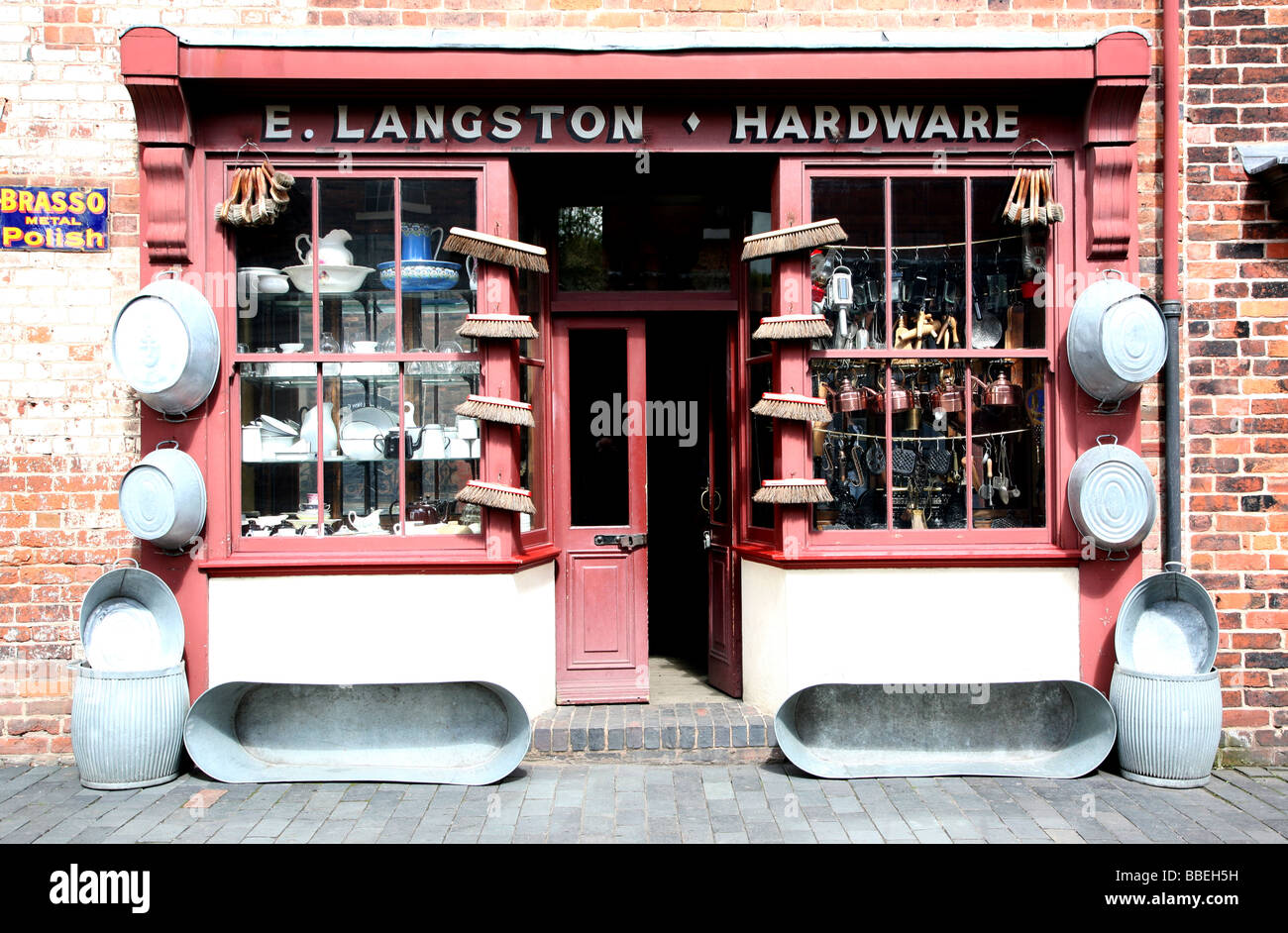 Hardware store window display hi-res stock photography and images - Alamy