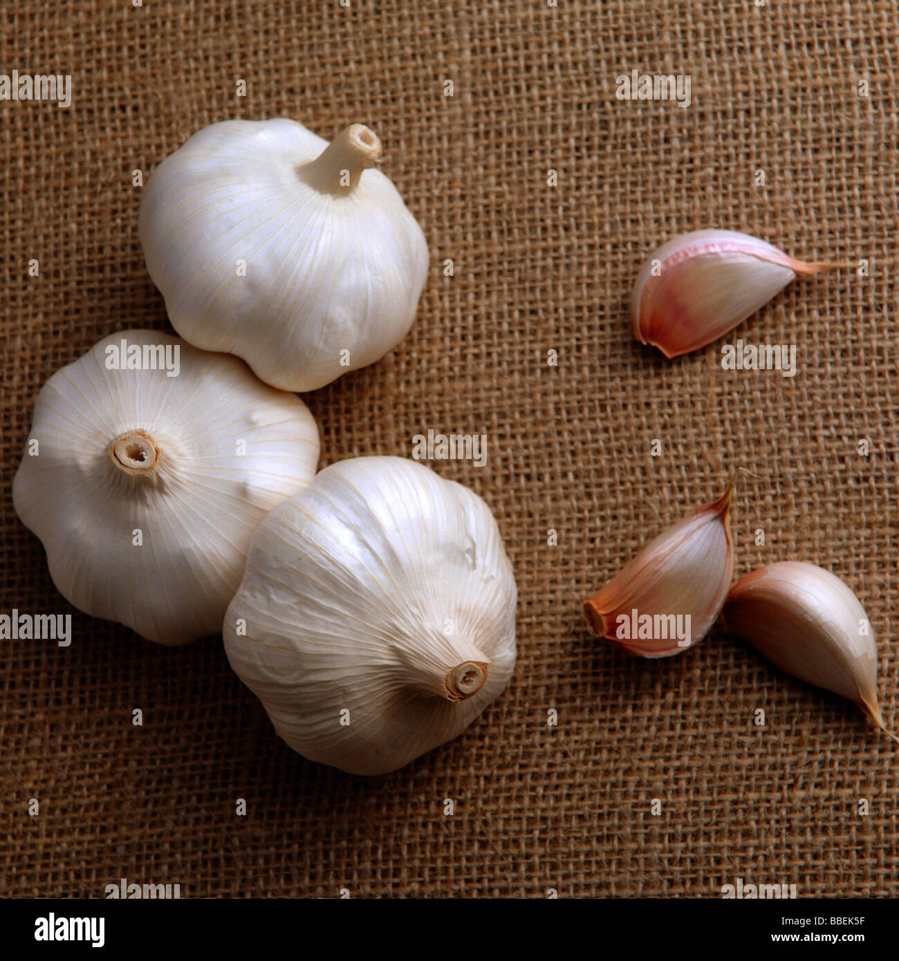 still life garlic cloves on hessian Stock Photo - Alamy