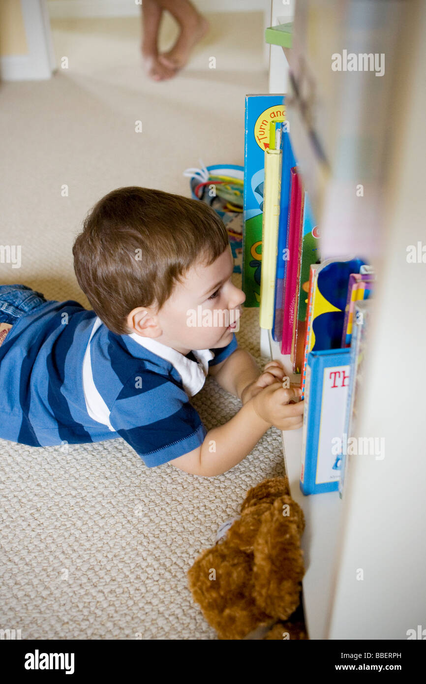 Child book shelf side hi-res stock photography and images - Alamy