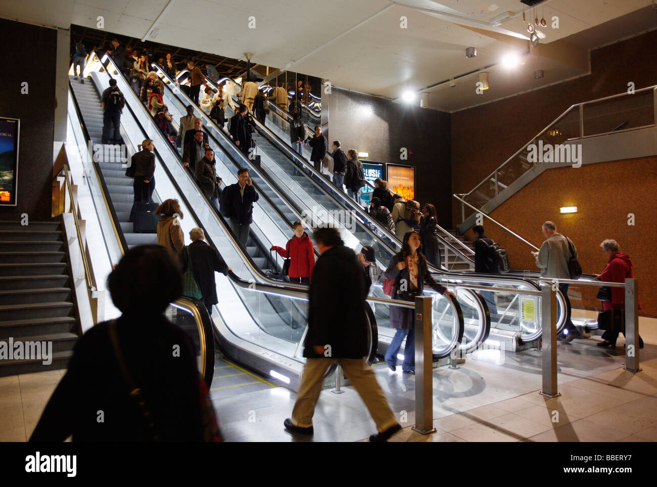 escalators, commuters, Paris metro Stock Photo - Alamy