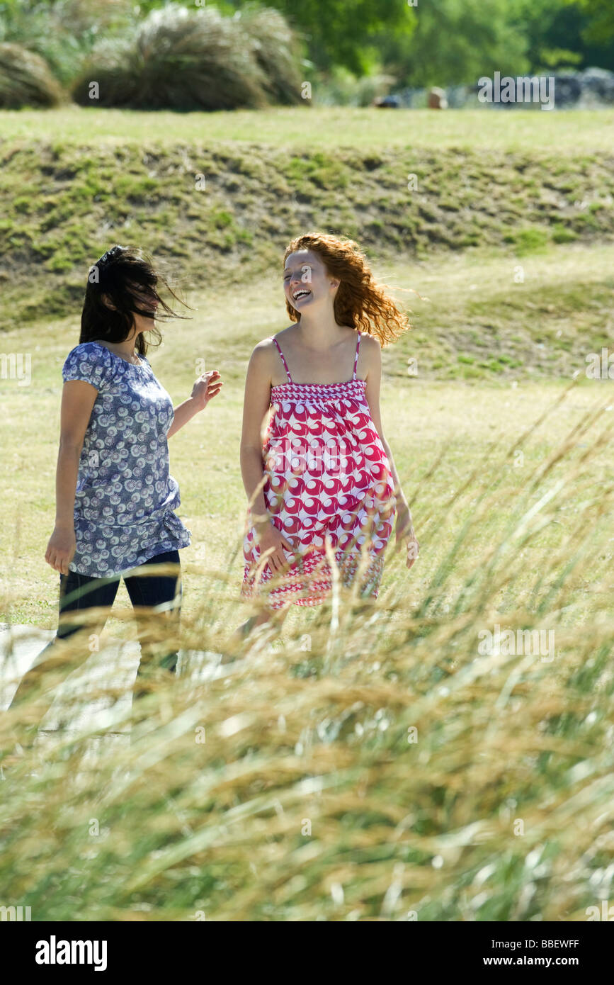 Two brunette girlfriends smiling laughing hi-res stock photography and ...