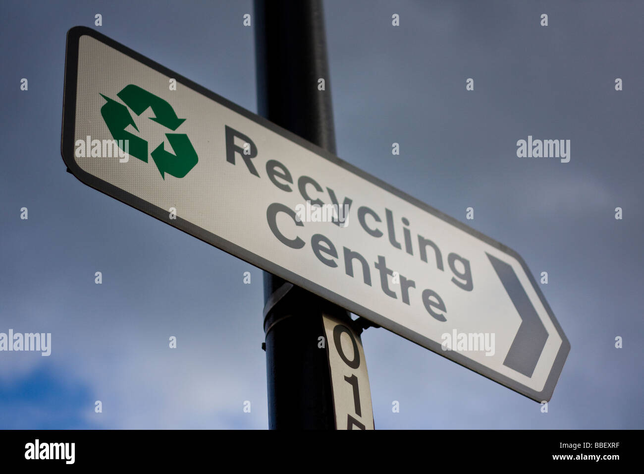 Sign indicating the direction of a recycling centre Stock Photo - Alamy