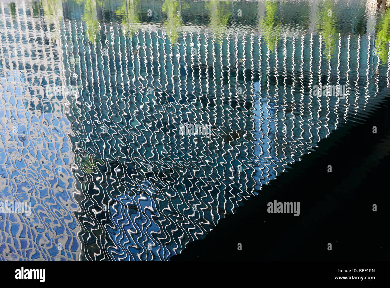 Reflection in West India Millwall Docks, Canary Wharf London 5 Stock ...