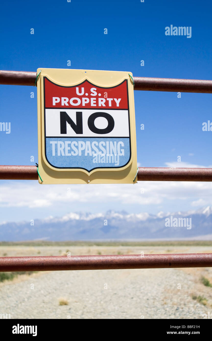 Property security warning sign hi-res stock photography and images - Alamy