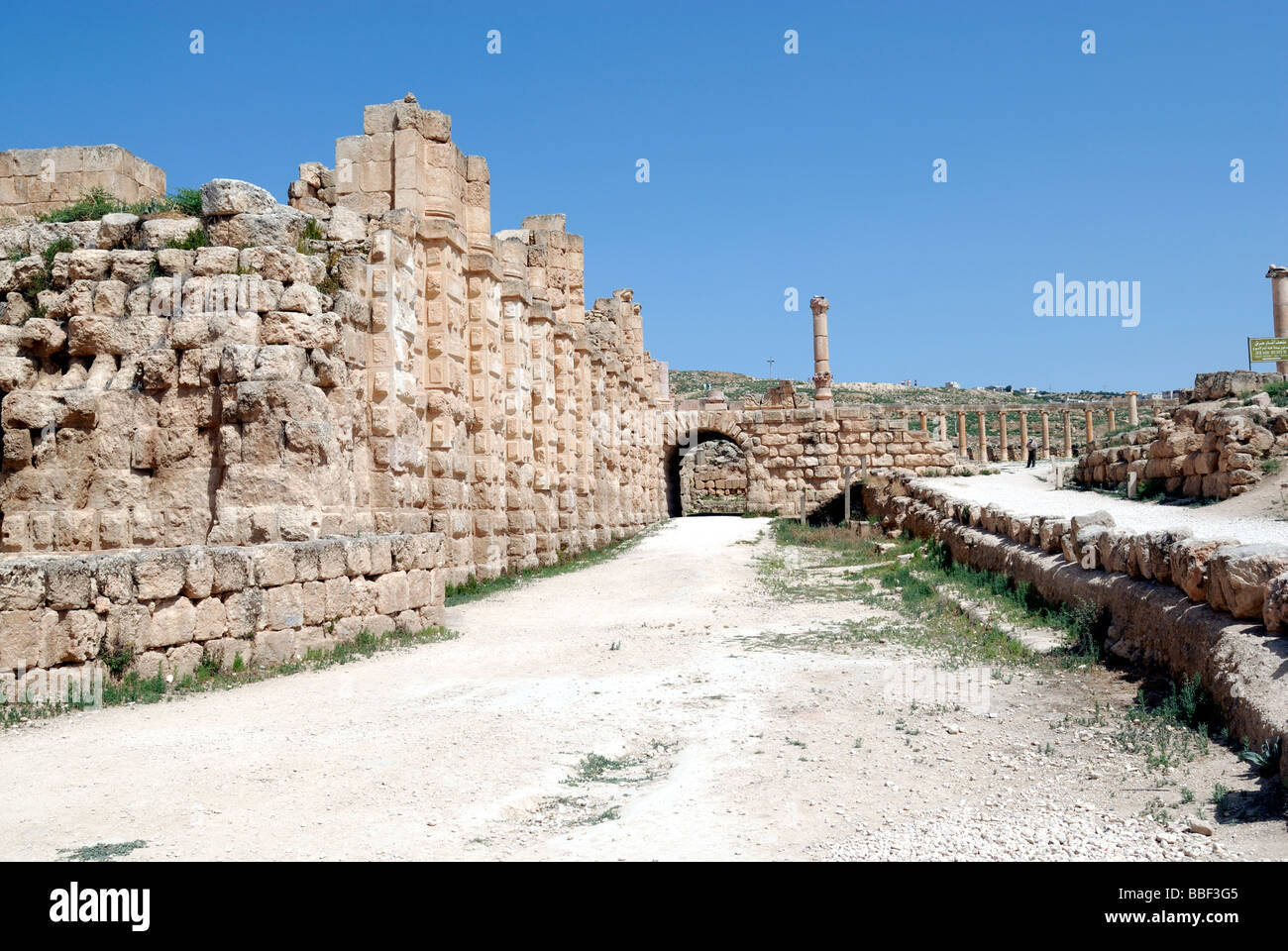 Jerash Roman Arch Vestiges Stock Photo - Alamy