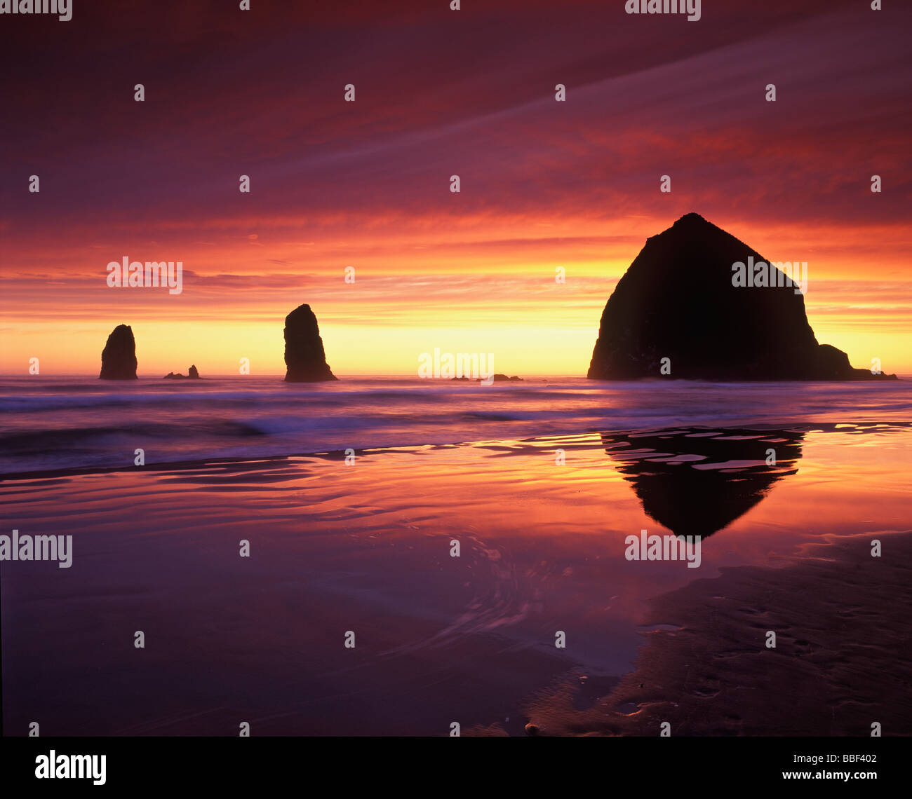 Sunset over ocean reflection hi-res stock photography and images - Alamy