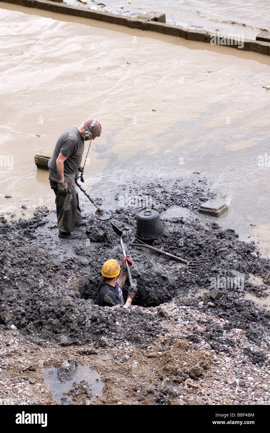 Mudlarks digging for treasure on the Thames beach Stock Photo - Alamy