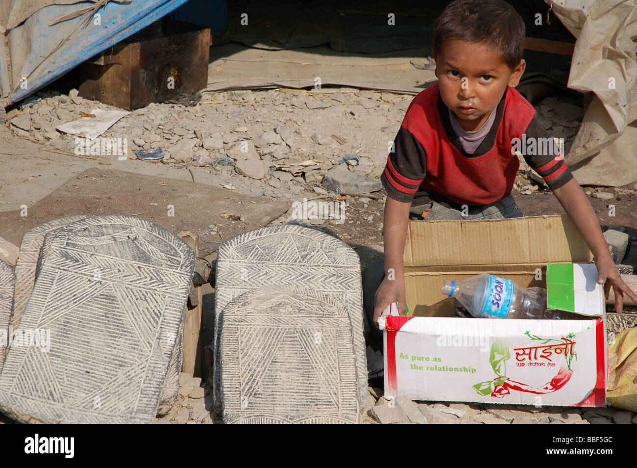 Poor kids begging hi-res stock photography and images - Alamy