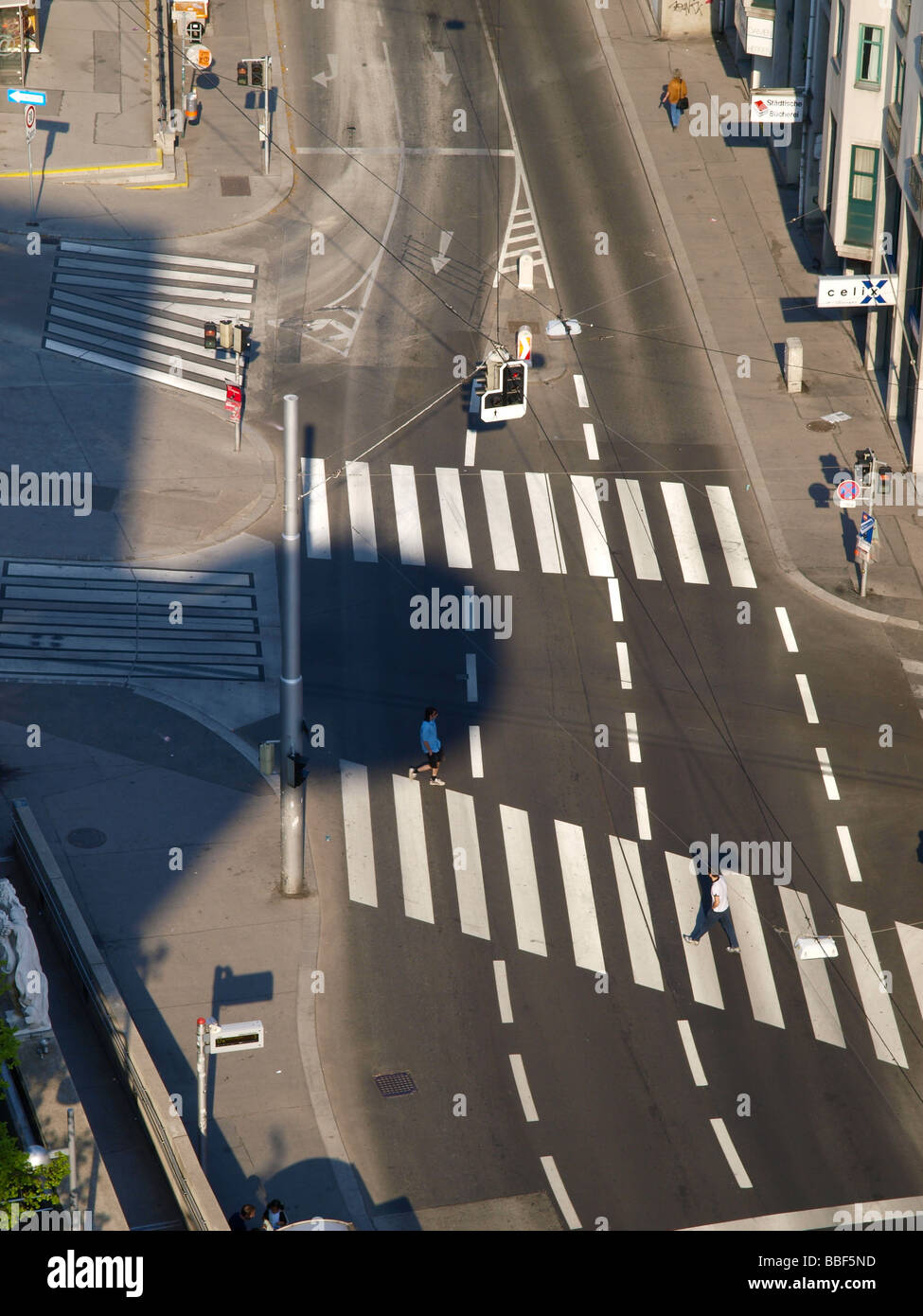 Birds eye view pedestrian crossing hi-res stock photography and images ...