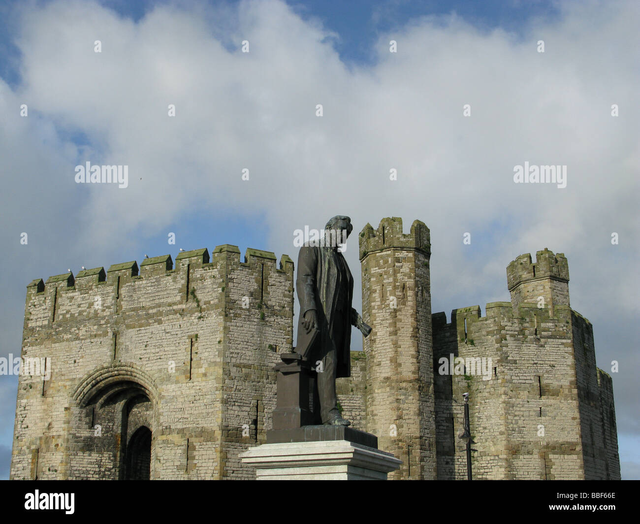 caernarfon castle with statue sir hugh huw owen, wales Stock Photo - Alamy