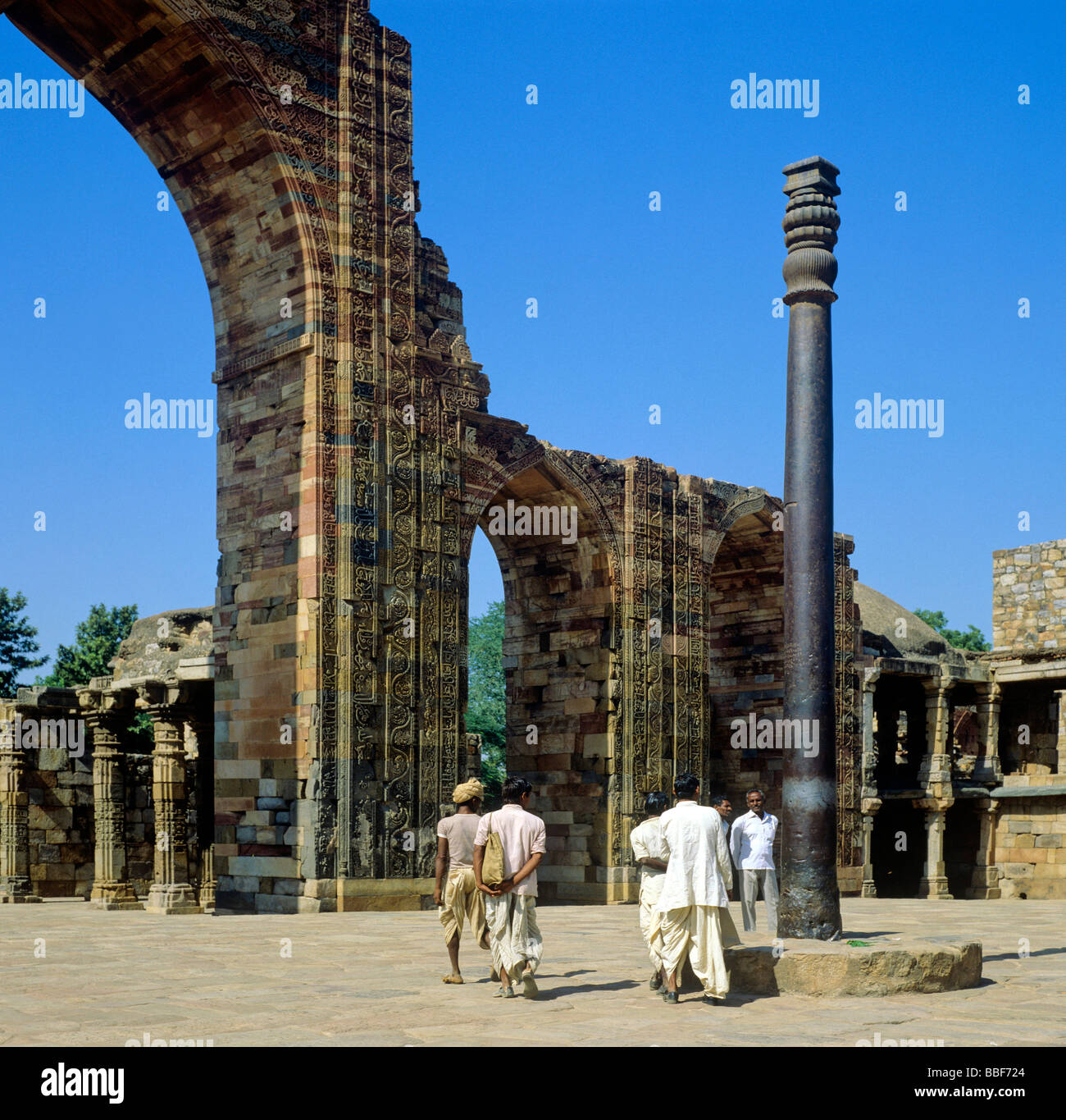 iron pillar and quwwat ul islam mosque qutb minar complex city of new ...