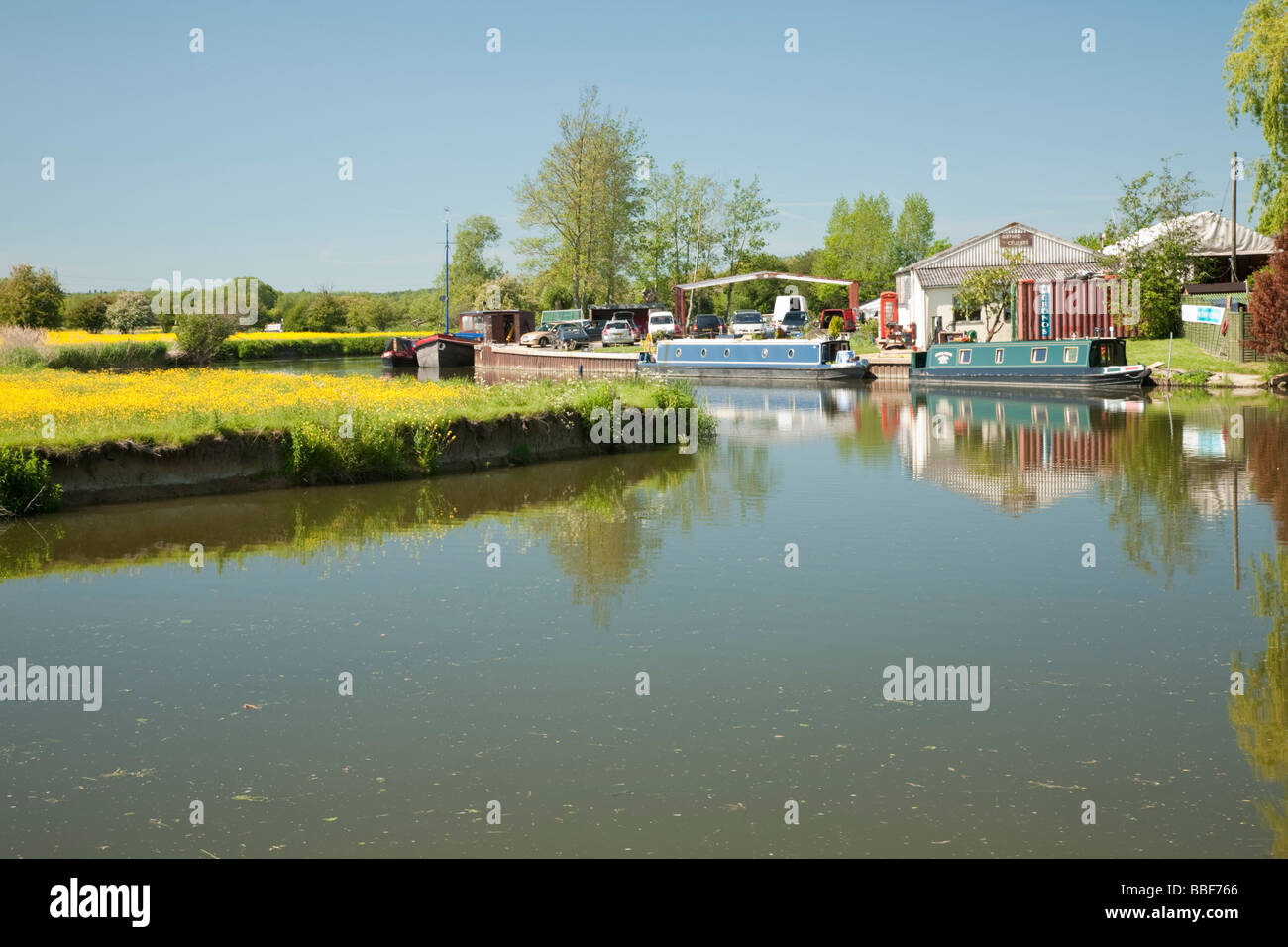 Boatyard on the River Thames upstream of Oxford Uk Stock Photo - Alamy
