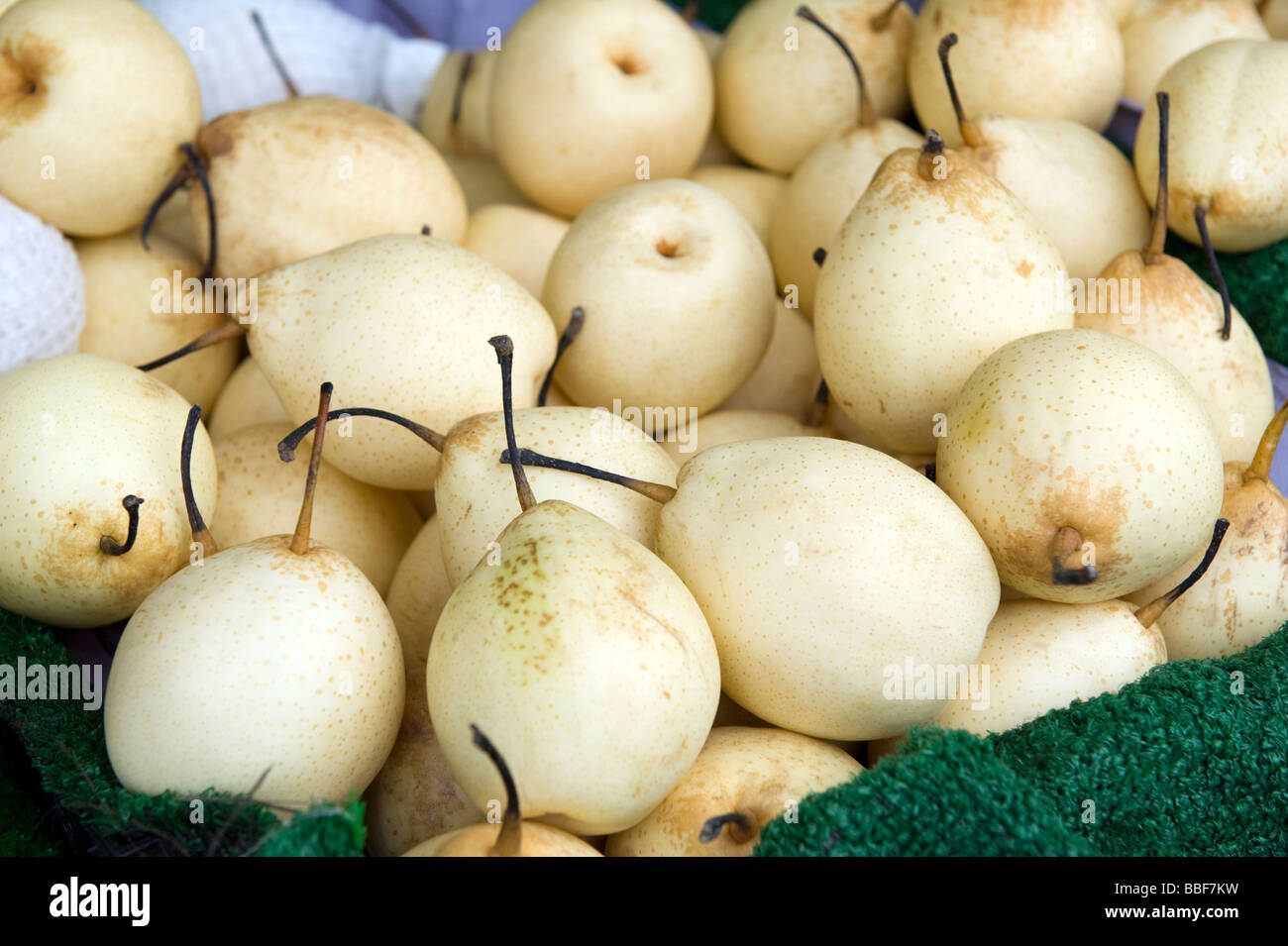 Ya pears at fruit market Stock Photo - Alamy