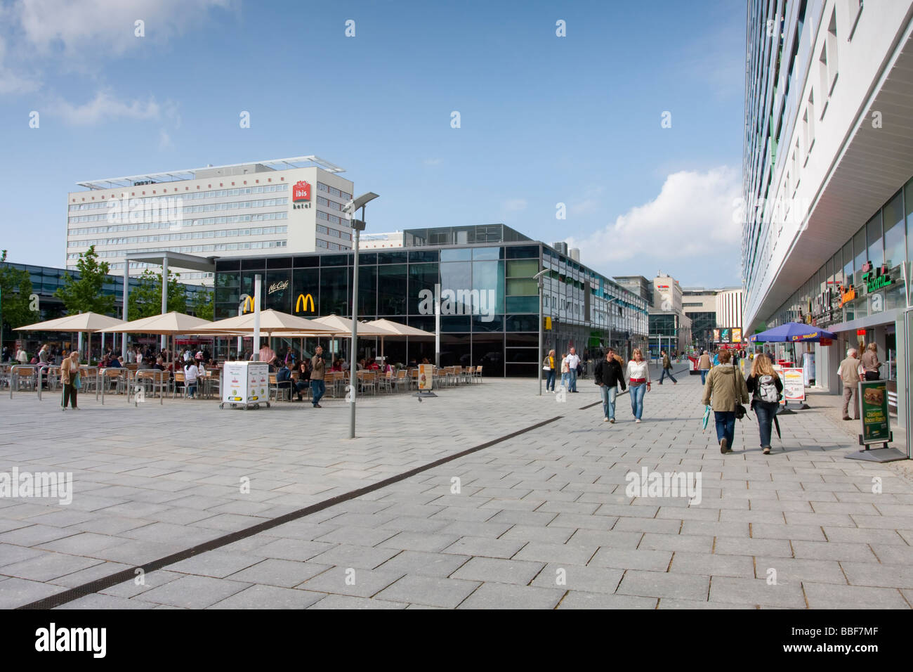 Busy street scene with outdoor cafe on Prager Strasse, Dresden Stock ...