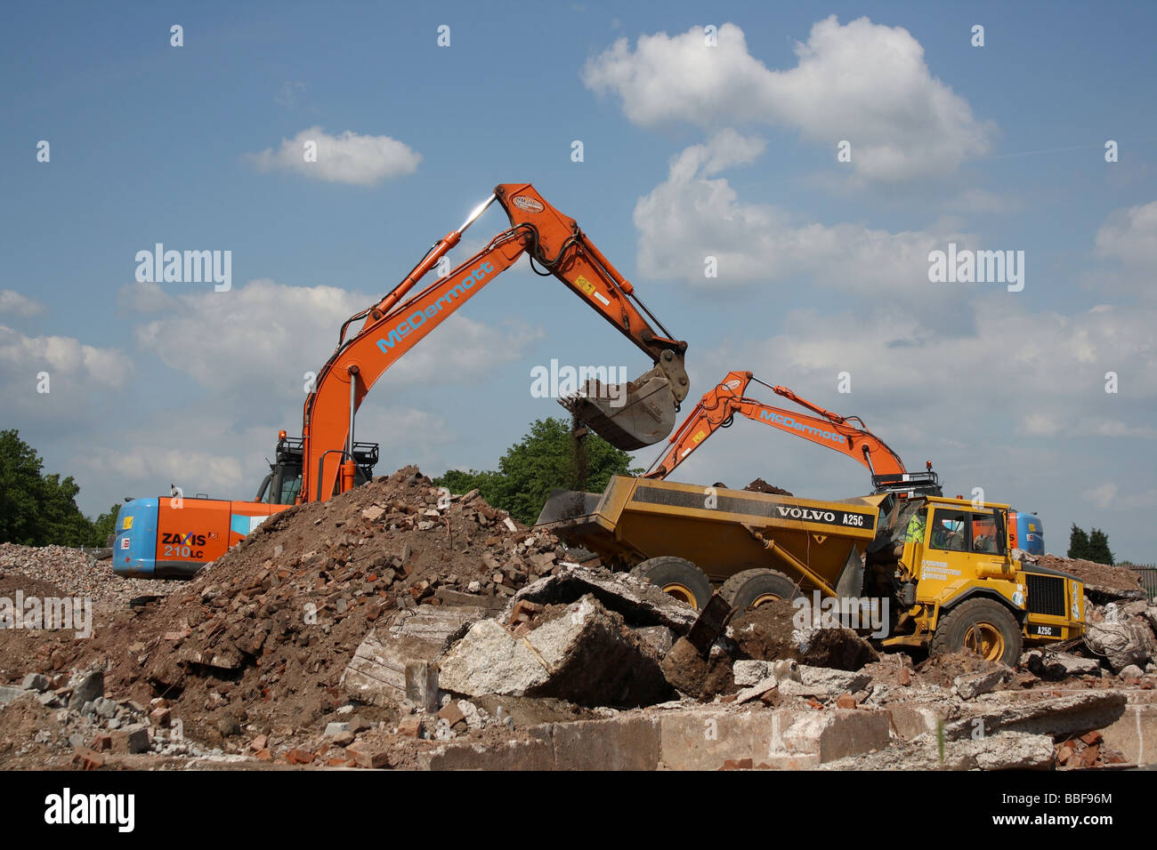Construction dumper trucks uk hi-res stock photography and images - Alamy