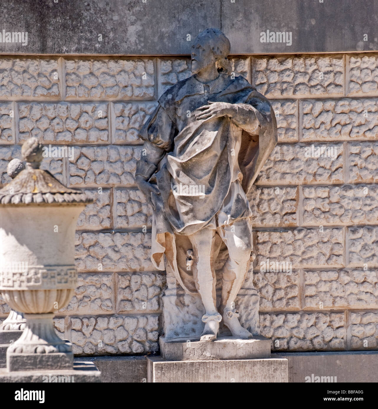 Statue with urn hi-res stock photography and images - Alamy
