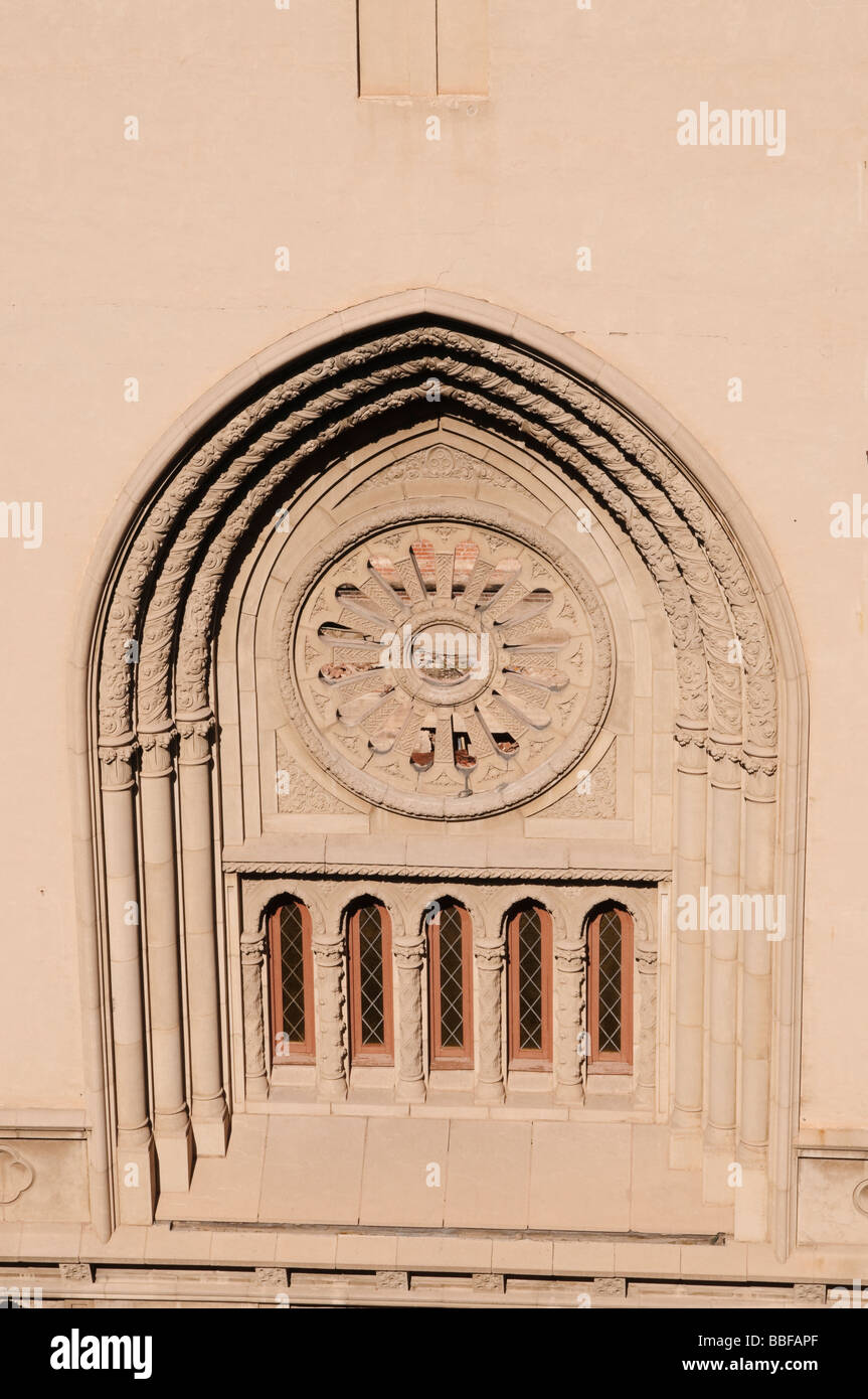 Arches above windows hi-res stock photography and images - Alamy