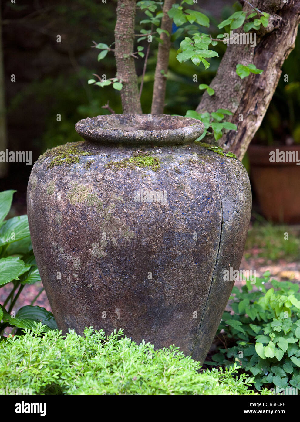 Large garden urn hi-res stock photography and images - Alamy