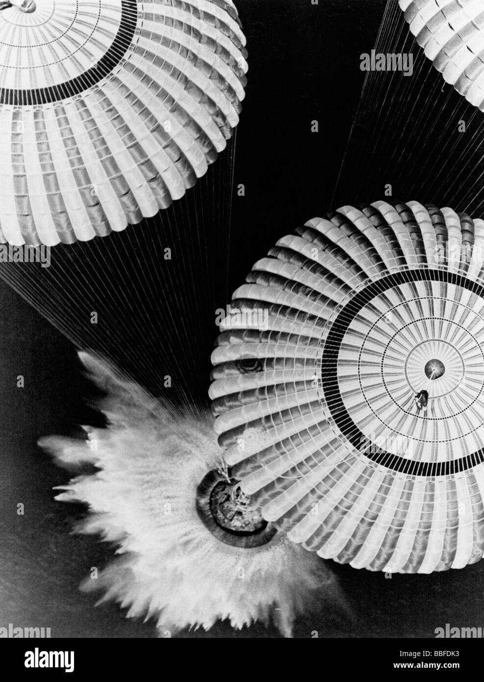 Splashdown apollo hi-res stock photography and images - Alamy