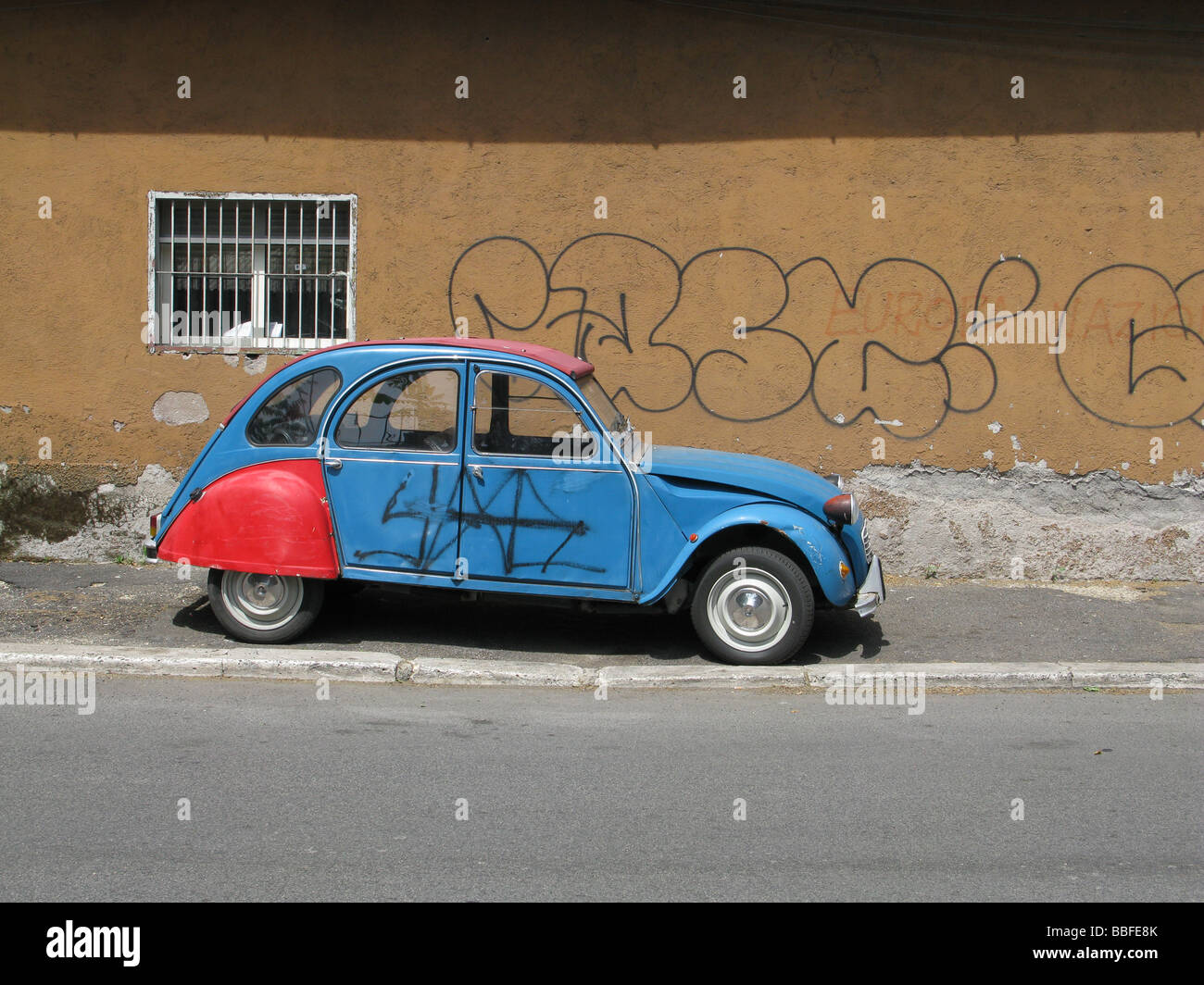 Classic car graffiti urban hi-res stock photography and images - Alamy