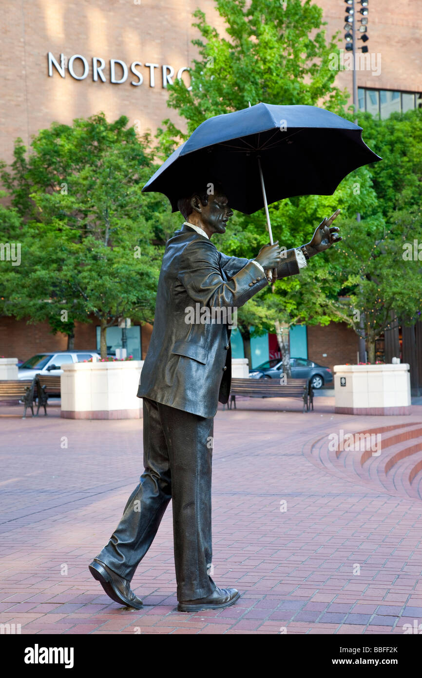 Bronze Statue in Portland Oregon USA Stock Photo - Alamy