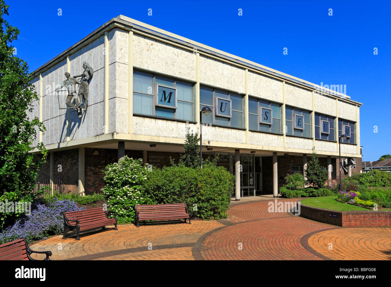 Doncaster museum and art gallery hi-res stock photography and images ...