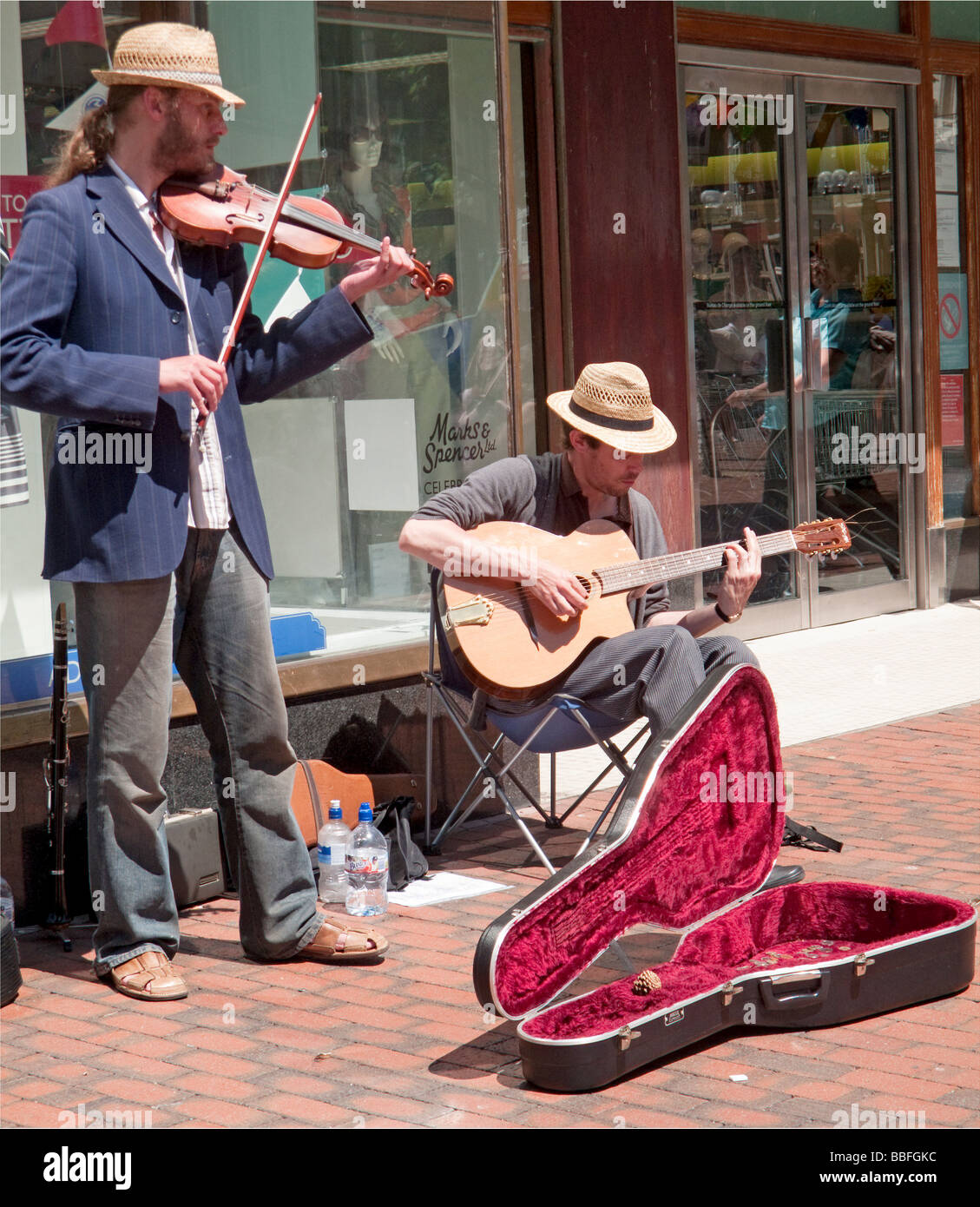 Buskers playing music in public hi-res stock photography and images - Alamy