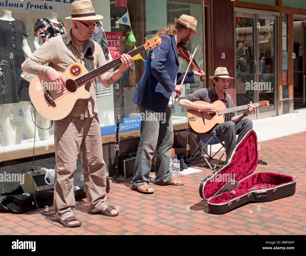 Buskers playing music in public hi-res stock photography and images - Alamy