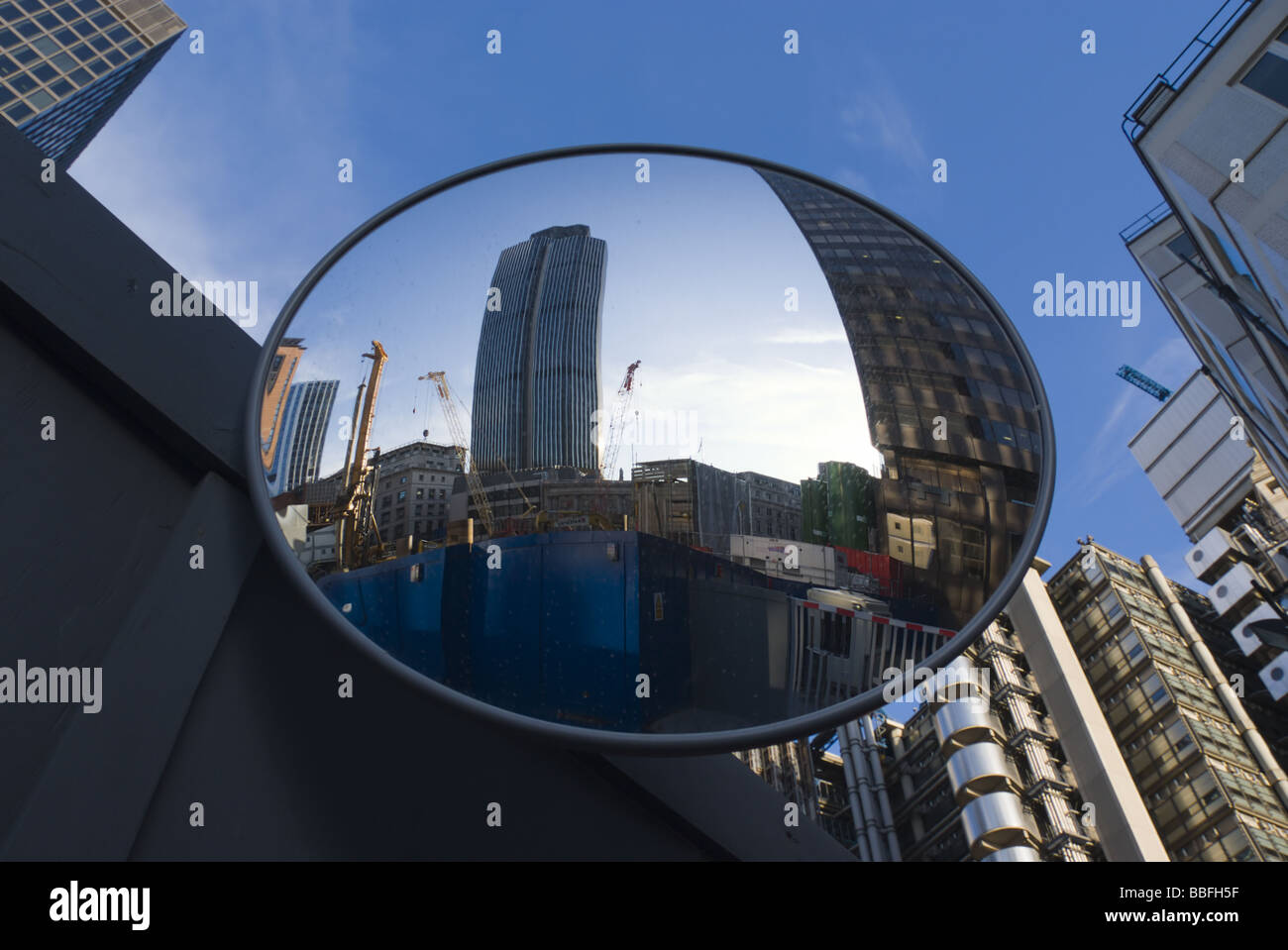 Curved mirror hi-res stock photography and images - Alamy